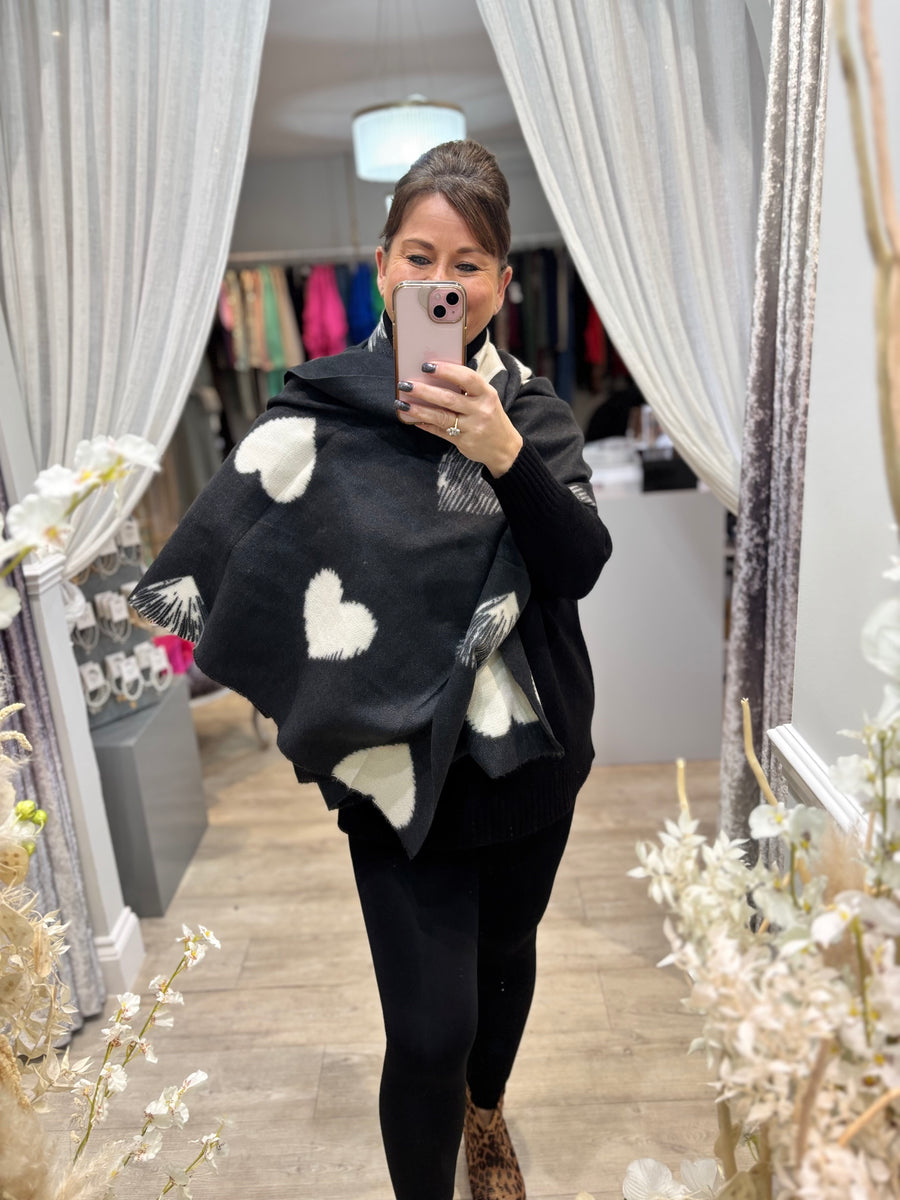 Black & White Hearts – Wardrobe